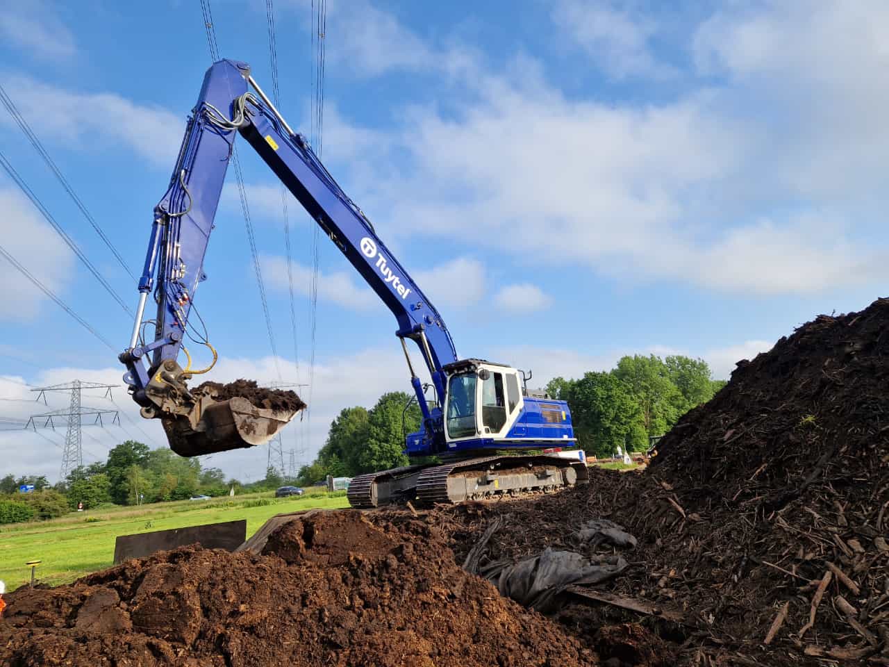 Hire a crawler crane - Tuytel Group